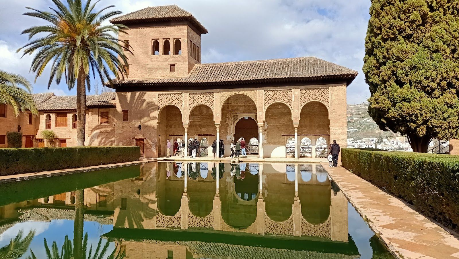 Discover the Alhambra's Enchantment: A Self-Guided Night Tour book in ...